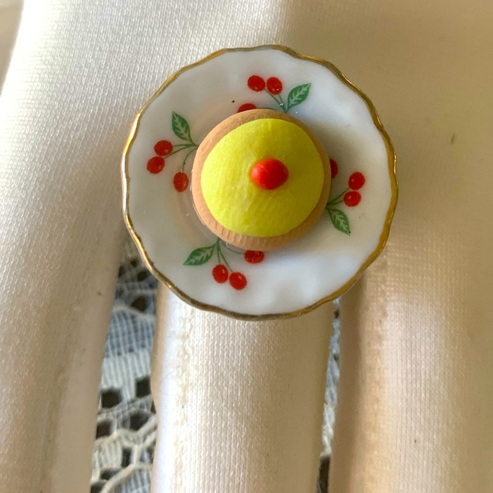 Ring Pastry On Cherry Plate - Gem